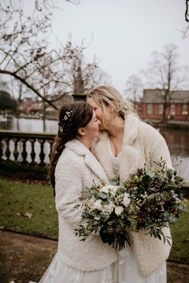 25 Seasonal Winter Wedding Flower & Bouquet Ideas