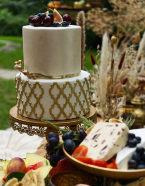 40 Spectacular Gold Wedding Cake Ideas That Sparkle & Shine