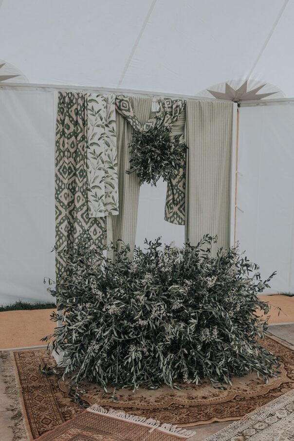 Gorgeous Greenery & White Mismatched Patterns Wedding Ideas